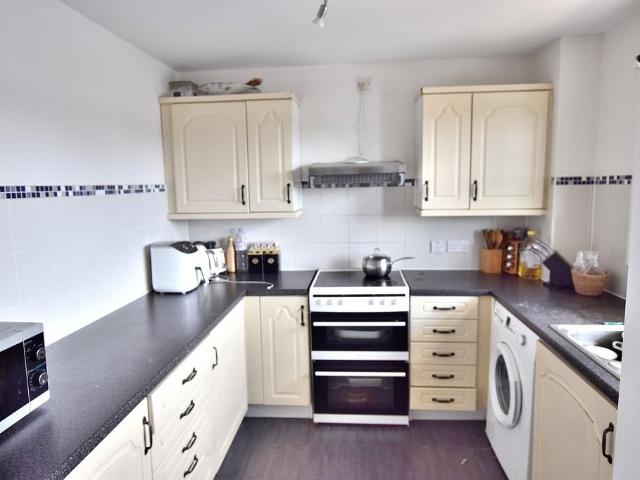 High Road, Wood Green, London. N22 2 bed flat to rent £1,800 pcm £415 pw