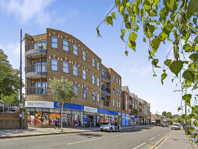 High Road, Woodford Green 2 bed apartment to rent £1,975 pcm £456 pw