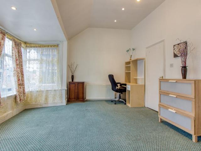 High Road, Woodford Green IG8, 1 bed flat to rent, £1,450 pcm | PrimeLocation