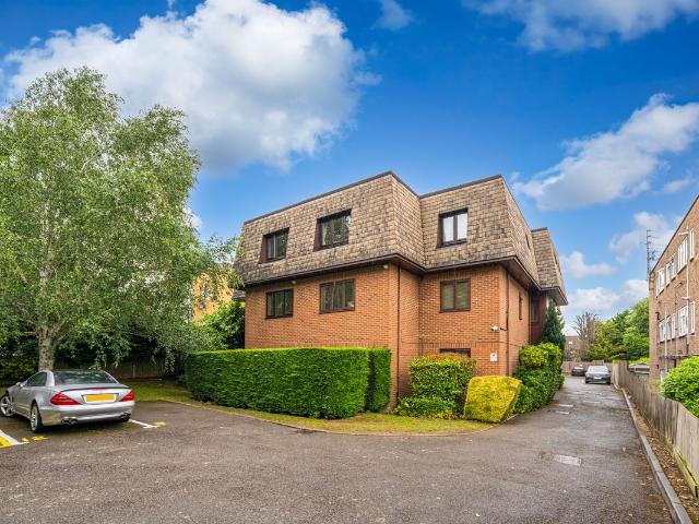 High Road, Whetstone N20, 2 bed flat to rent, £1,925 pcm | PrimeLocation