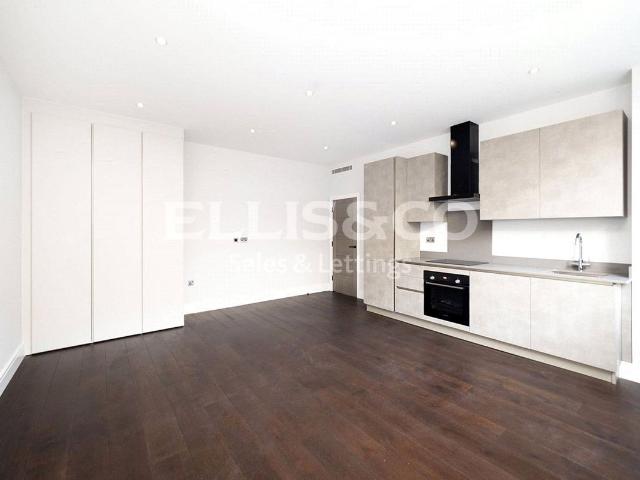 High Road, Whetstone N20, 2 bed flat to rent, £2,150 pcm | PrimeLocation