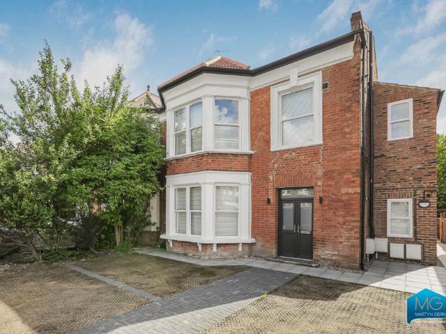 High Road, Whetstone, London, N20 2 bed apartment to rent £2,500 pcm £577 pw