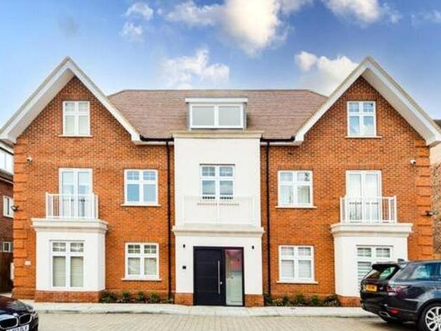 High Road, Whetstone, 3 Bedroom Penthouse