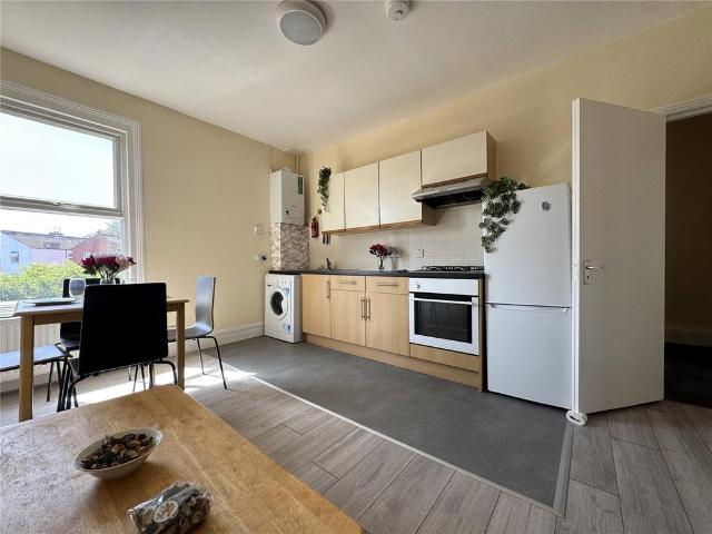 High Road, Willesden, NW10 2 bed apartment to rent £1,749 pcm £404 pw