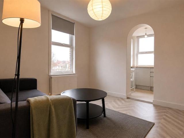 High Road, Willesden Green, NW10 2 bed apartment to rent £1,749 pcm £404 pw