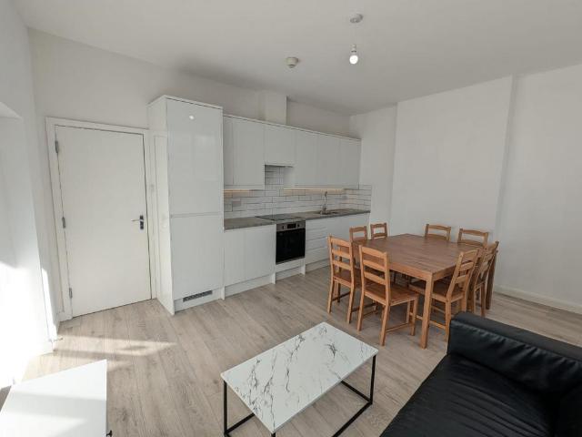 High Road, Willesden, London NW10 3 bed flat to rent £2,250 pcm £519 pw
