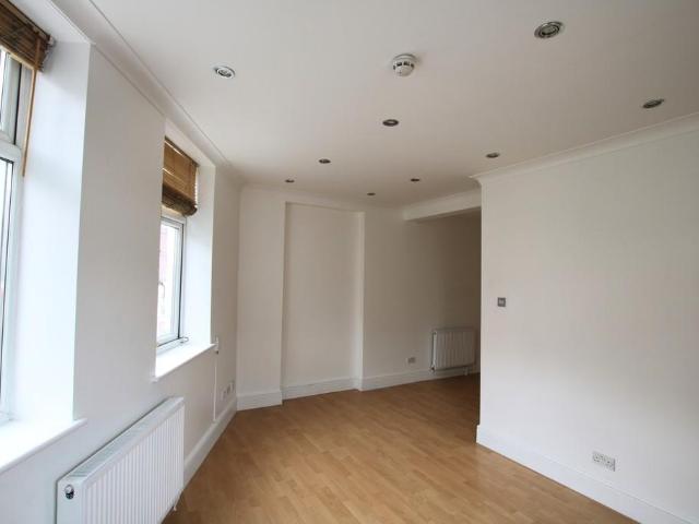 High Road, Wllesden, NW10 3 bed apartment to rent £2,700 pcm £623 pw