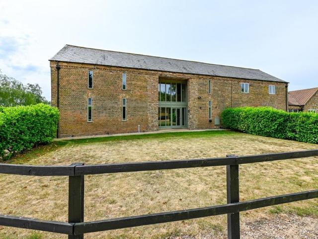 High Road, Tilney Cum Islington. 5 bed barn conversion to rent £2,600 pcm £600 pw