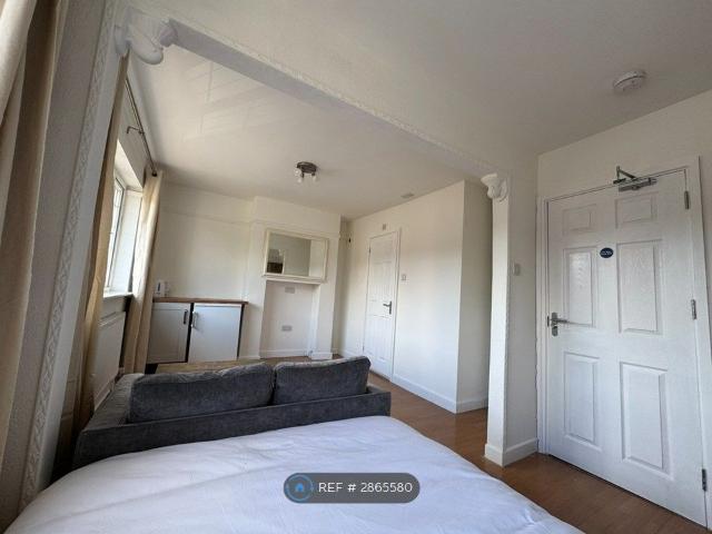 High St, Banstead SM7, Room to rent, £1,000 pcm | PrimeLocation