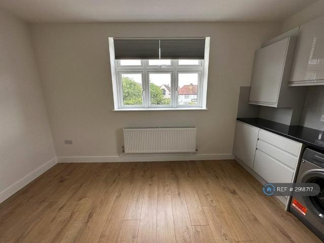 High St, Edgware, HA8 2 bed flat to rent £1,700 pcm £392 pw