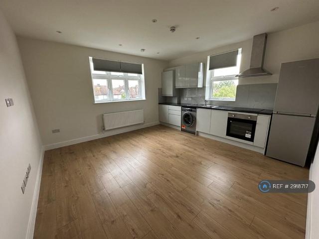 High St, Edgware, HA8 2 bed flat to rent £1,700 pcm £392 pw