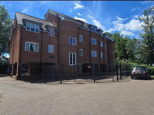 High St, Edenbridge, TN8 2 bed penthouse to rent £1,325 pcm £306 pw