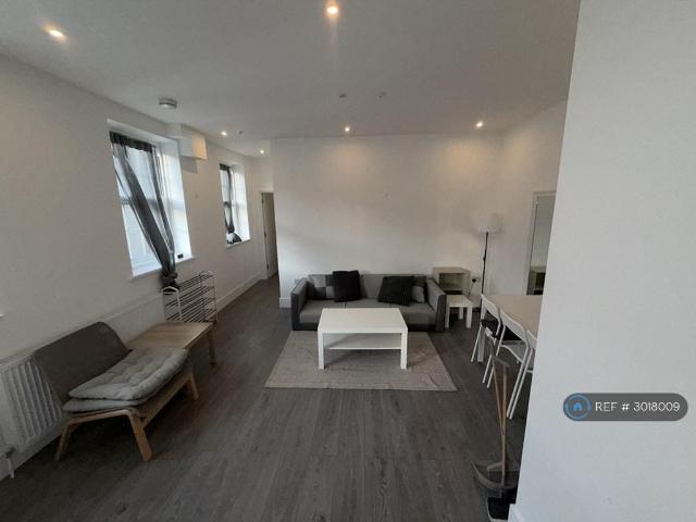 High St, Epsom, KT19 1 bed flat to rent £1,499 pcm £346 pw