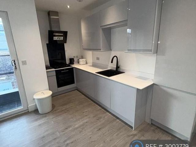 High St, Epsom, KT19 2 bed flat to rent £1,995 pcm £460 pw