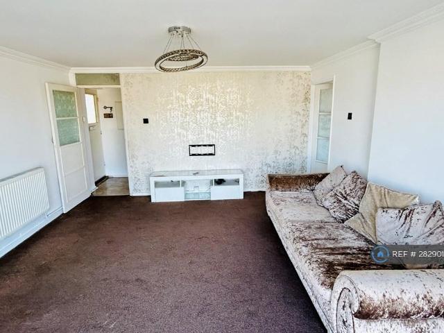 High St, Feltham, TW13 2 bed flat to rent £1,699 pcm £392 pw