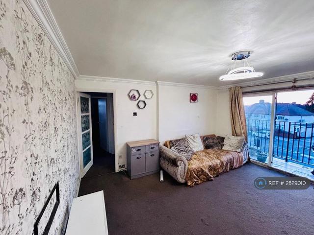 High St, Feltham, TW13 2 bed flat to rent £1,795 pcm £414 pw