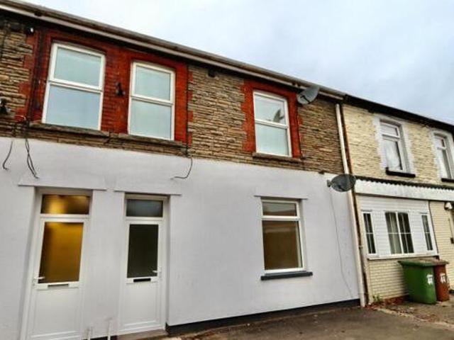 High St, Fleur de lis, 2 Bedroom Flat