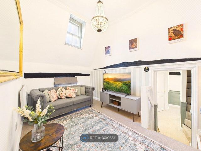 High St, Halstead CO9, 2 bed flat to rent, £2,250 pcm | PrimeLocation