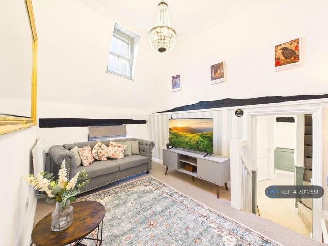 High St, Halstead, CO9 2 bed flat to rent £2,250 pcm £519 pw