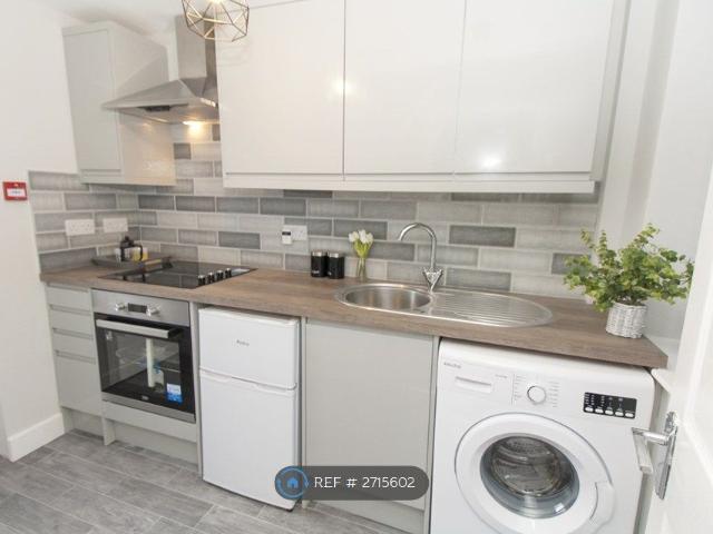 High St, Leeds LS25, 1 bed flat to rent, £795 pcm | PrimeLocation