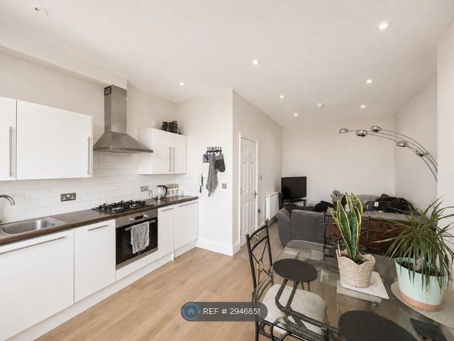 High St, Sittingbourne ME10, 2 bed flat to rent, £1,100 pcm | PrimeLocation