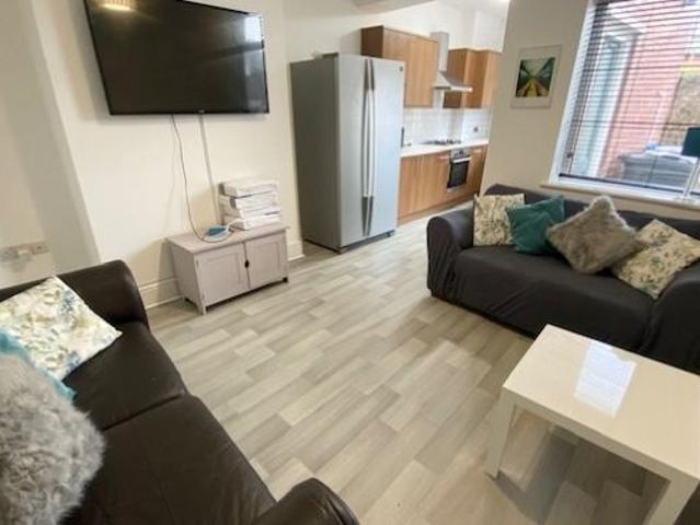 High Standard Five Bedroom House Available to Groups of 3!