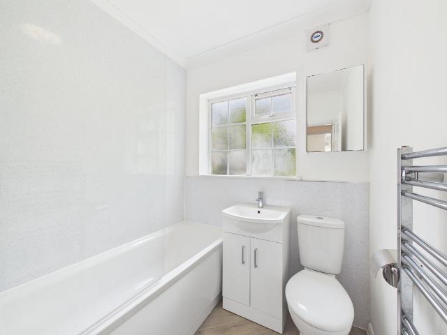 High Street, Tarring BN14, 2 bed flat to rent, £1,250 pcm | PrimeLocation