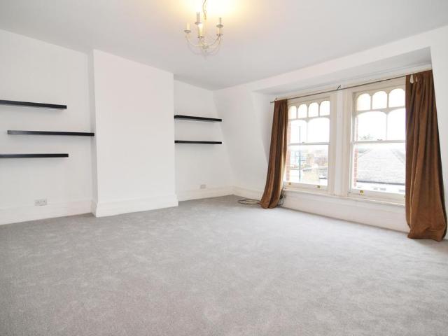 High Street, Teddington 2 bed apartment to rent £1,750 pcm £404 pw