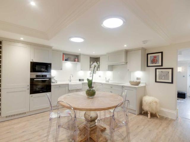 High Street, Thames Ditton, Surrey, KT7 2 bed terraced house to rent £2,300 pcm £531 pw
