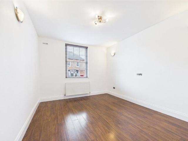 High Street, Theale, Reading. 1 bed apartment to rent £1,000 pcm £231 pw