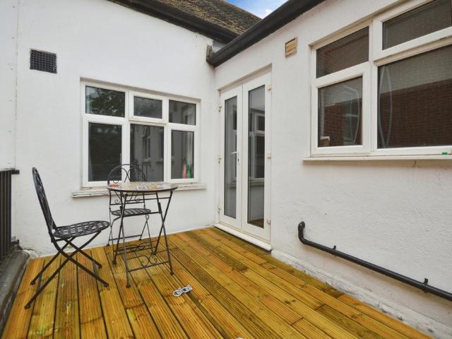 High Street, Twickenham TW2 2 bed flat to rent £1,650 pcm £381 pw