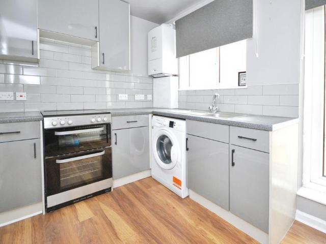 High Street, Twickenham TW2 2 bed flat to rent £1,650 pcm £381 pw