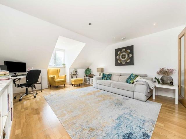 High Street, TW8, London
