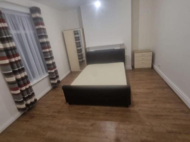 High Street UB3, Room to rent, £850 pcm | PrimeLocation