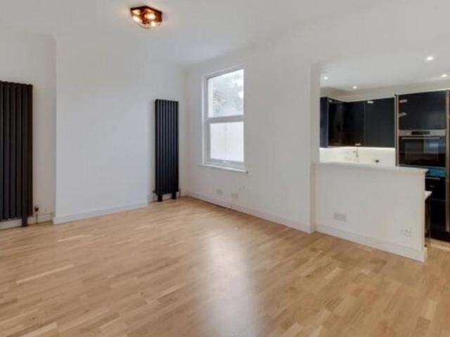 High Street, Upton Park, London, E6 3 bed flat to rent £2,500 pcm £577 pw