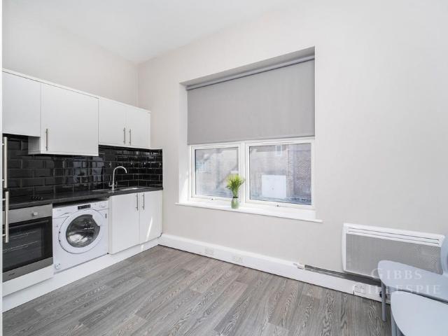 High Street, Uxbridge, UB8 2 bed flat to rent £1,700 pcm £392 pw