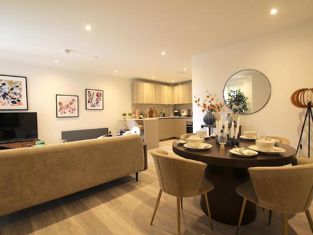 High Street, Waltham Cross EN8 2 bed apartment to rent £2,200 pcm £508 pw