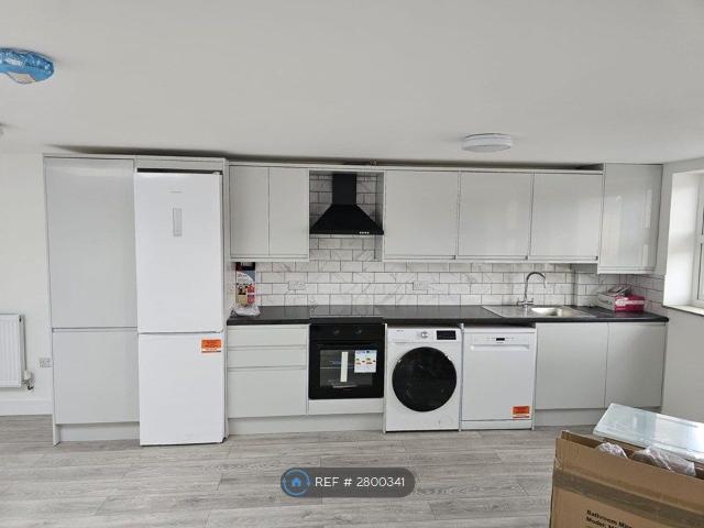 High Street, Waltham Cross EN8, 2 bed flat to rent, £1,800 pcm | PrimeLocation