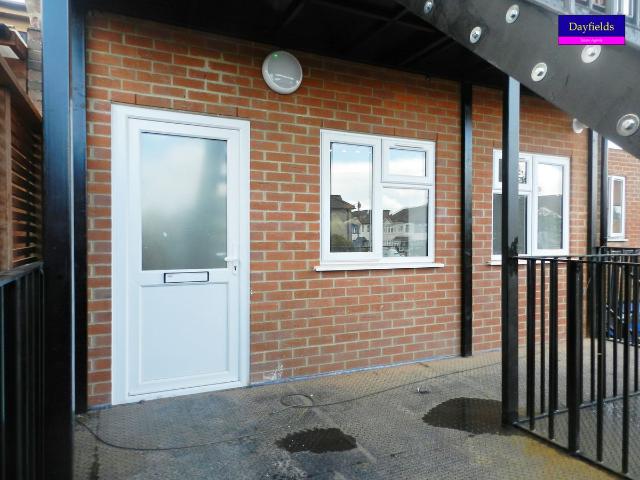 High Street, Waltham Cross EN8, 2 bed maisonette to rent, £2,000 pcm | PrimeLocation