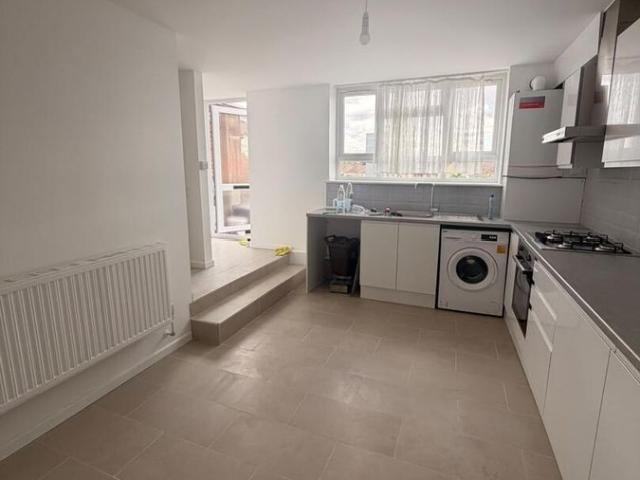 High Street, Waltham Cross EN8, 3 bed flat to rent, £2,450 pcm | PrimeLocation