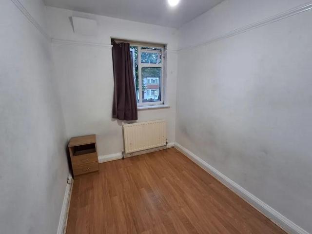High Street, Wealdstone HA3 3 bed flat to rent £2,000 pcm £462 pw