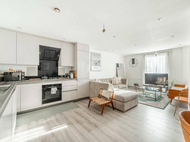High Street, Wealdstone HA3, 3 bed flat to rent, £2,300 pcm | PrimeLocation
