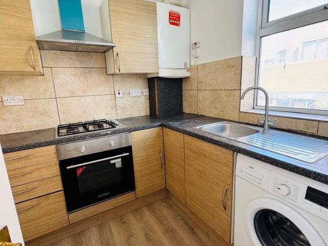High Street, Wealdstone, Harrow HA3 Studio to rent £1,075 pcm £248 pw