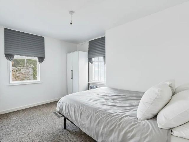 High Street, West Acton W3, 2 bed flat to rent, £2,000 pcm | PrimeLocation