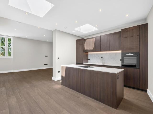 High Street Wimbledon, London SW19 3 bed apartment to rent £4,250 pcm £981 pw