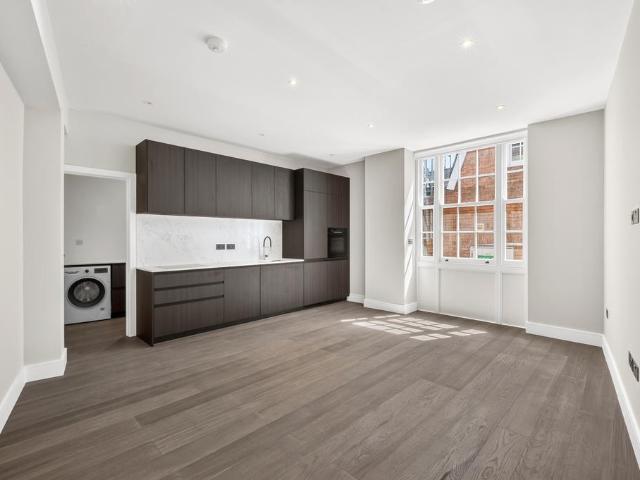 High Street Wimbledon, London SW19 1 bed apartment to rent £2,500 pcm £577 pw