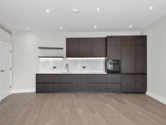 High Street Wimbledon, London SW19 2 bed apartment to rent £3,500 pcm £808 pw