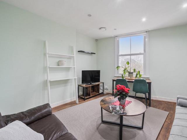 High Street, Wimbledon, London, SW19 2 bed flat to rent £1,850 pcm £427 pw