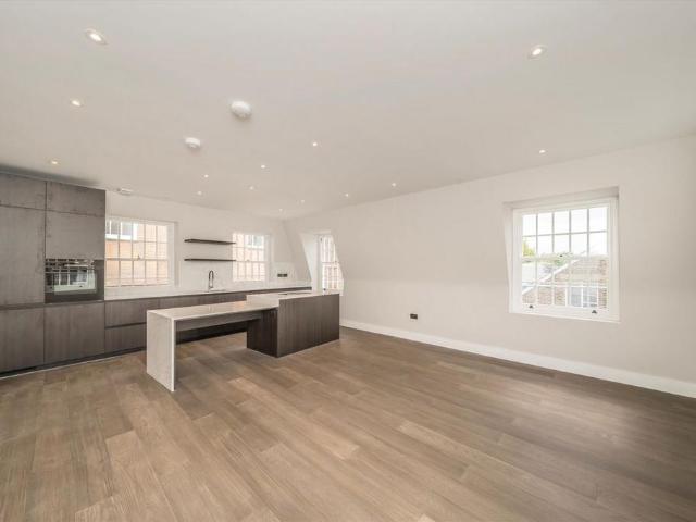 High Street Wimbledon, London SW19 2 bed flat to rent £3,500 pcm £808 pw