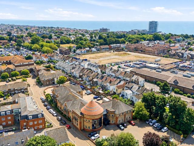High Street, Worthing BN11, 1 bed penthouse to rent, £1,350 pcm | PrimeLocation